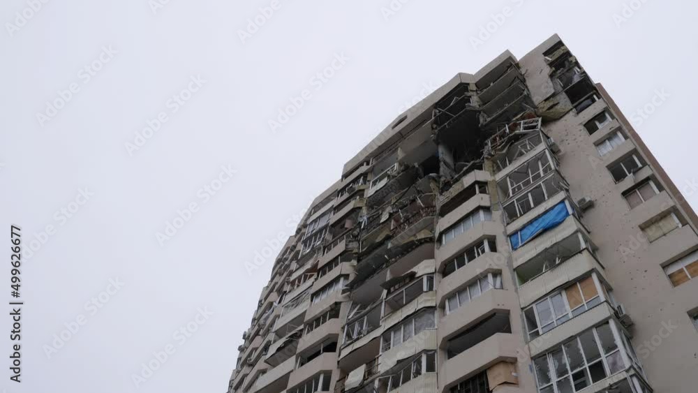 Vidéo Stock Chernihiv Ukraine 2022: A destroyed building after air ...
