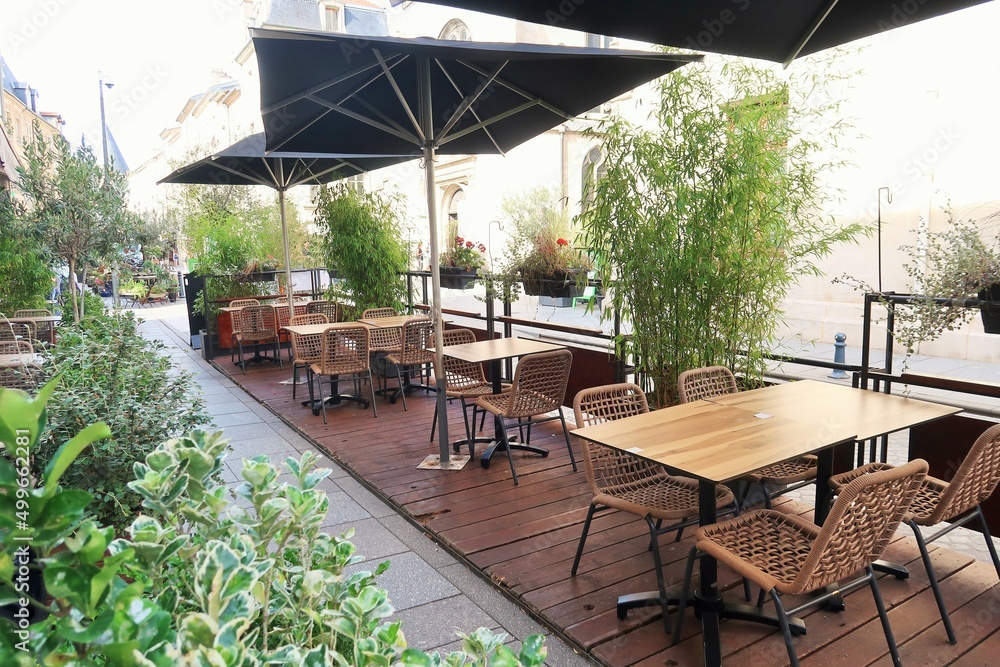 Tables, chaises, parasols et plantes vertes sur la terrasse éphémère ...