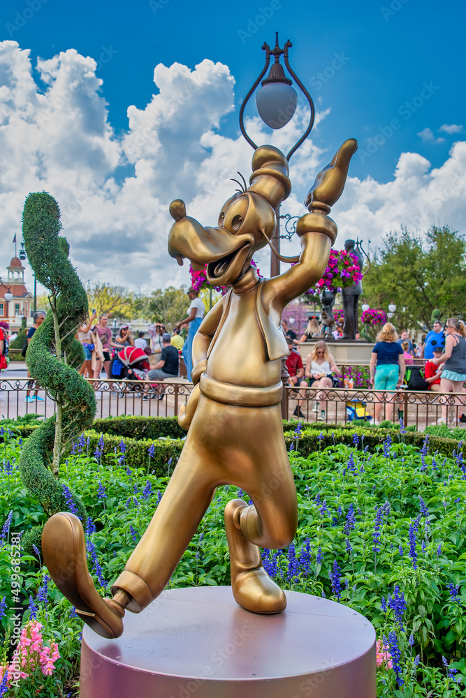 Goofy Gold Statue 50th Anniversary Disney Stock Photo | Adobe Stock