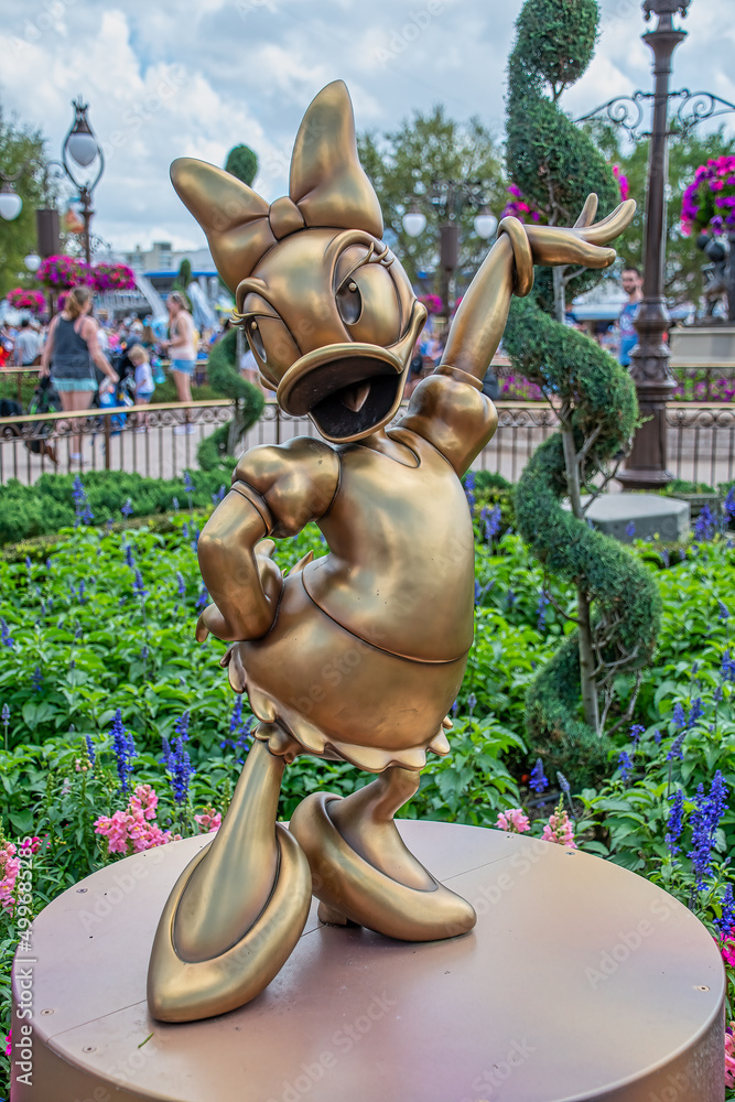 Daisy Duck Gold Statue 50th Anniversary Disney ภาพถ่ายสต็อก | Adobe Stock