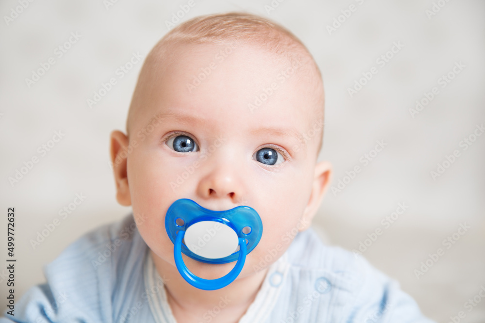 Foto de Baby sucking Pacifier looking at Camera. Child with Kids ...