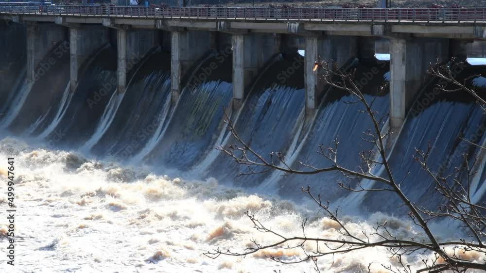 Hydroelectric power station using an energy source for the movement of ...