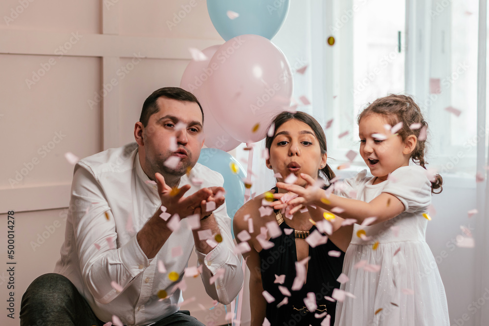 Expectant parents with the eldest daughter are having a gender reveal ...