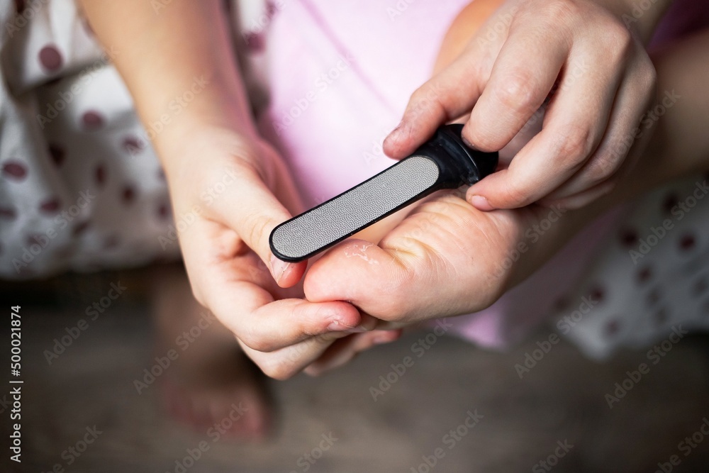 foot cleaning with micro stone toe brush to remove small cracks ...