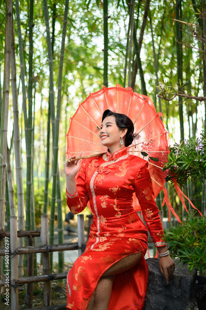 Asian pretty Chinese woman dress traditional cheongsam pose with red ...