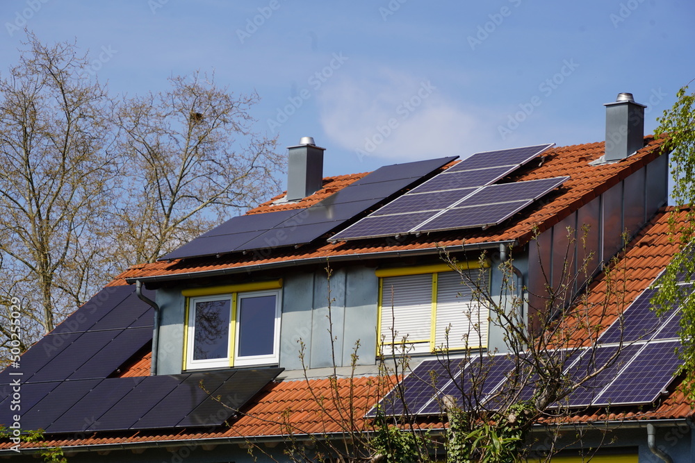 Solarthermie und Photovoltaik Module auf einem Wohnahus Dach und auf ...