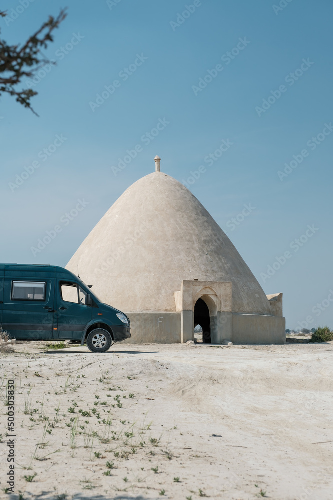 Foto de Campervan in front of Ab Anbar. An ab anbar is a traditional ...