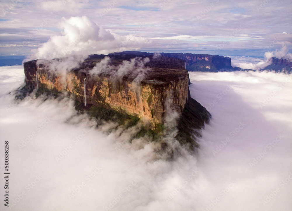 Aerial view fog of Mount Roraima, Canaima National Park, Bolivar State, Venezuela Stock 写真 ...