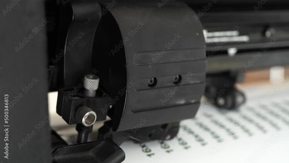 Plotter machine that reads labels before cutting. Print-cut machine ...