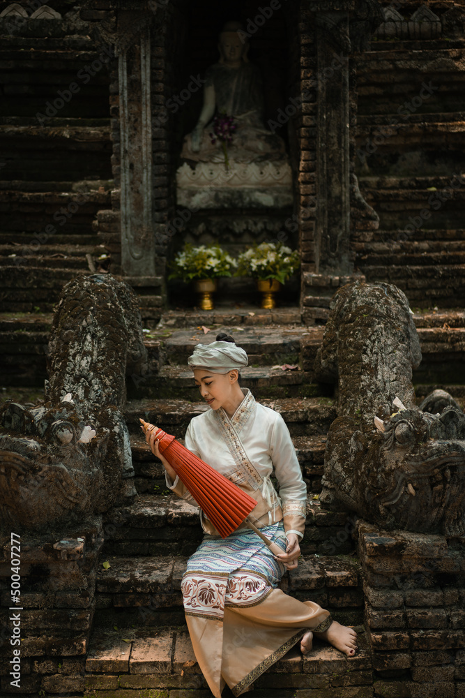 Foto Stock Beautiful Asian women dressed in traditional costumes visit ...