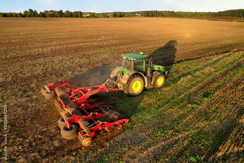 John Deere Tractor with disc cultivator Vaderstad Carrier 925 on ...