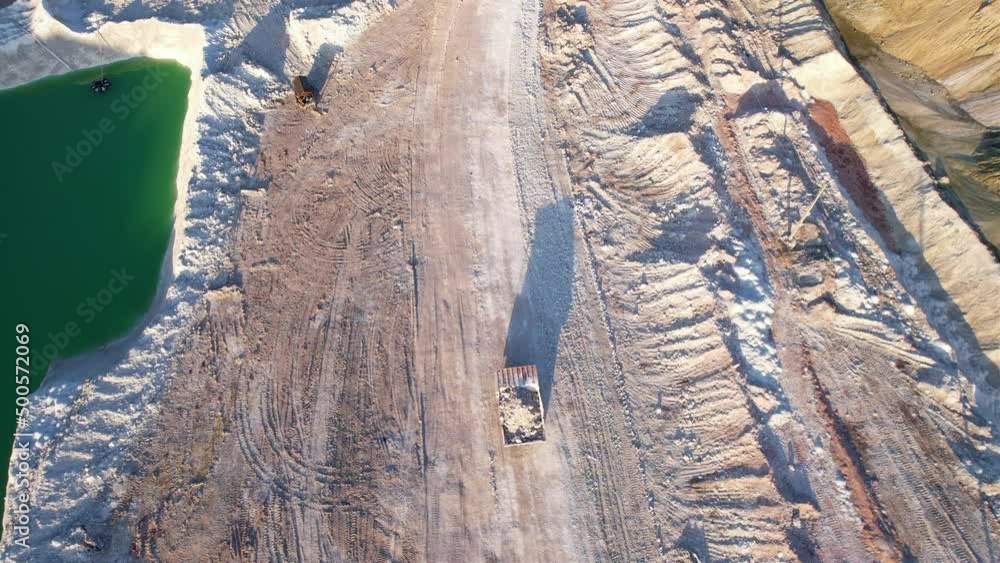 Vidéo Stock Mining dump truck transporting chalk rock from an open pit ...