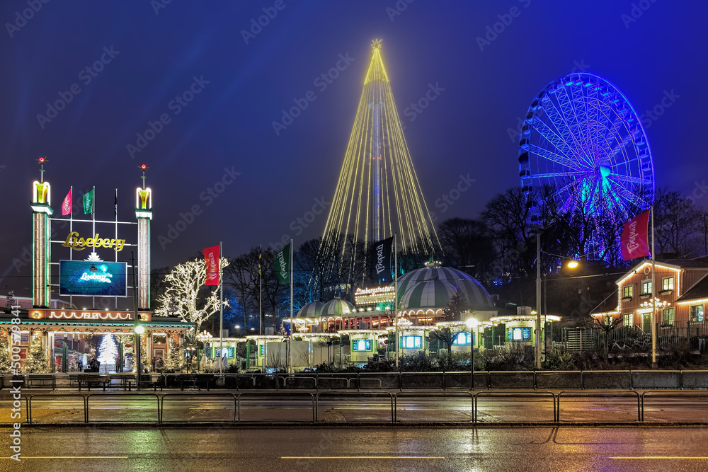 Foto de Main entrance of Liseberg park with Christmas decoration in ...