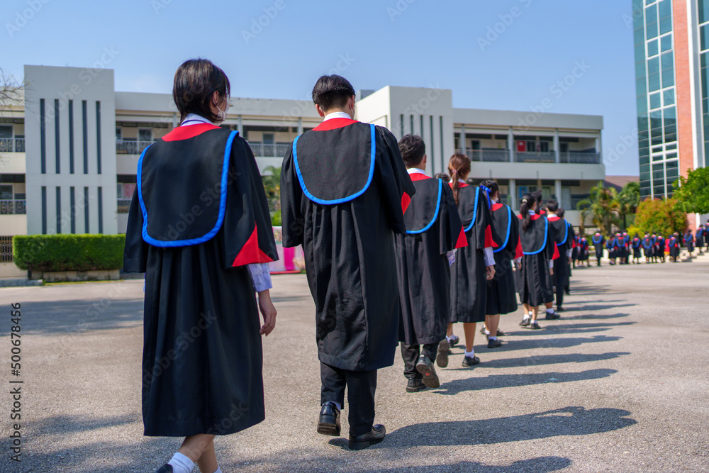 graduation ceremony of students Wearing Mortarboard at graduation ...