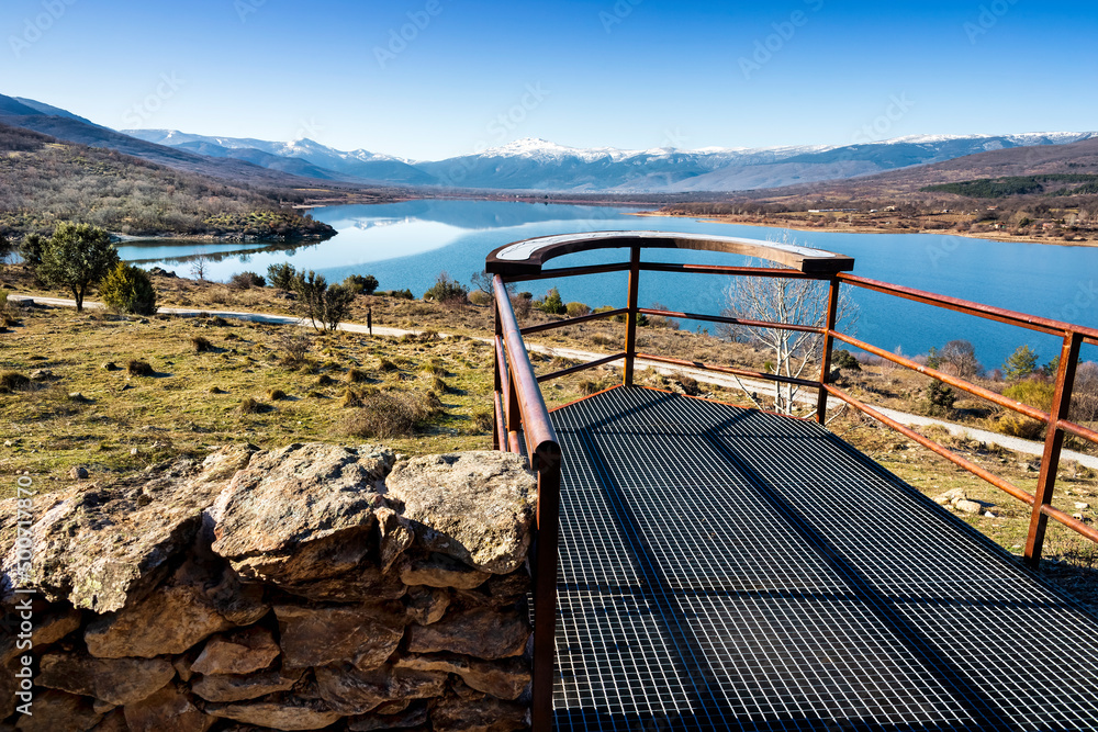 Foto de Embalse de la Pinilla y Sierra de Guadarrama. Madrid. do Stock ...