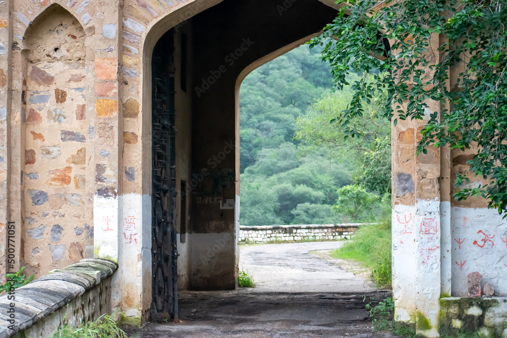 Foto de Big stone brick gates painted white and brown enroute wildlife ...