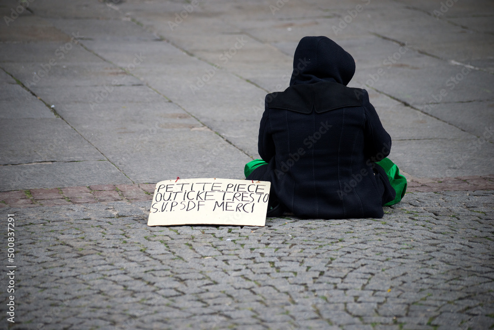 Portrait on back view of homeless woman with placard in french : petite ...