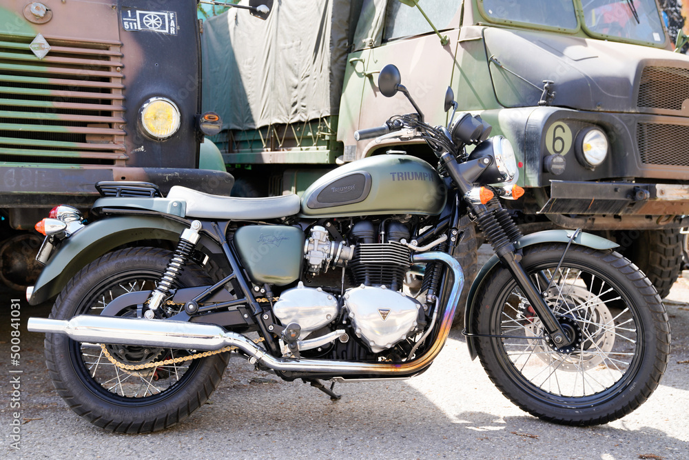 triumph t100 green military motorcycle limited edition steve mcqueen ...