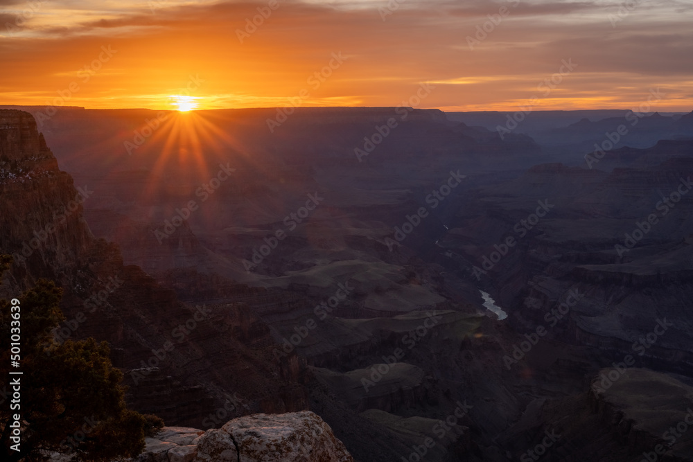 Sun Rays Shine Over the Grand Canyon as the Sun Falls Below the Horizon ...