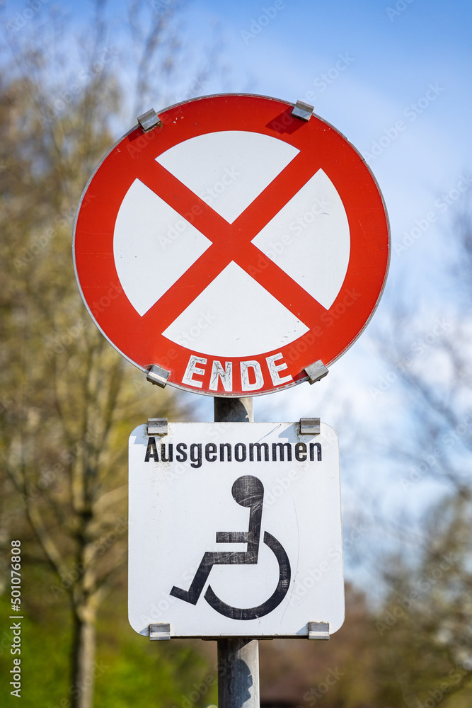 Ein Parken Verbots Schild ausgenommen Beeinträchtigte Personen. Natur ...