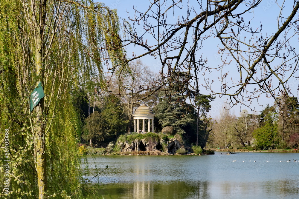 Temple de l'Amour, lac Daumesnil, bois de Vincennes. Paysage romantique ...