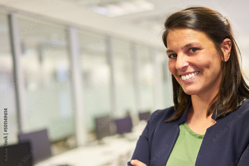 Zufriedene Business Frau als Chefin oder Geschäftsführerin Stock Photo ...