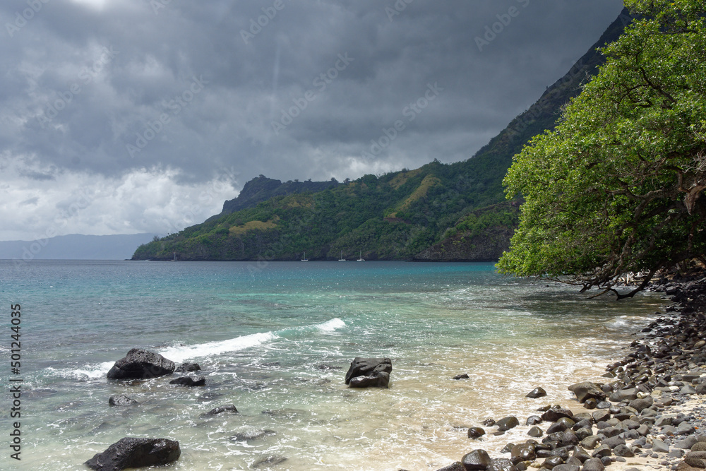 baie de hapatoni sur l'ile de tahuata, iles marquises, polynesie ...