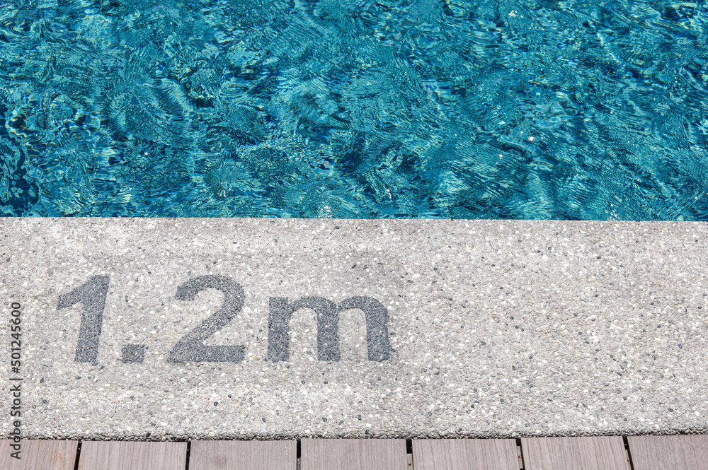 Pool depth warning sign on swimming poll side. Showing swimming pool ...