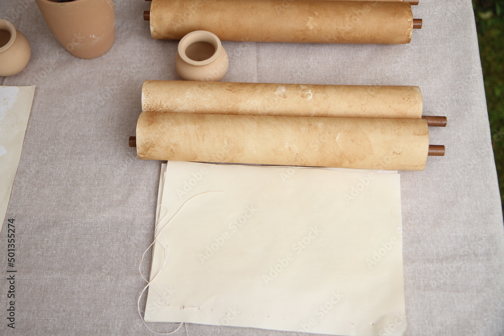 Pergamena con calamaio e penna Stock Photo | Adobe Stock