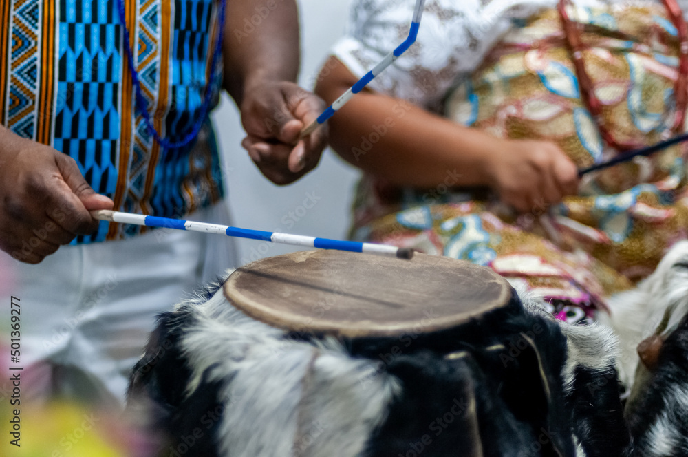 Ogã tocando atabaque na cerimônia de candomblé Stock Photo | Adobe Stock