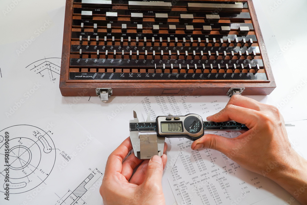 Stockfoto med beskrivningen Digital micrometers and digital vernier ...