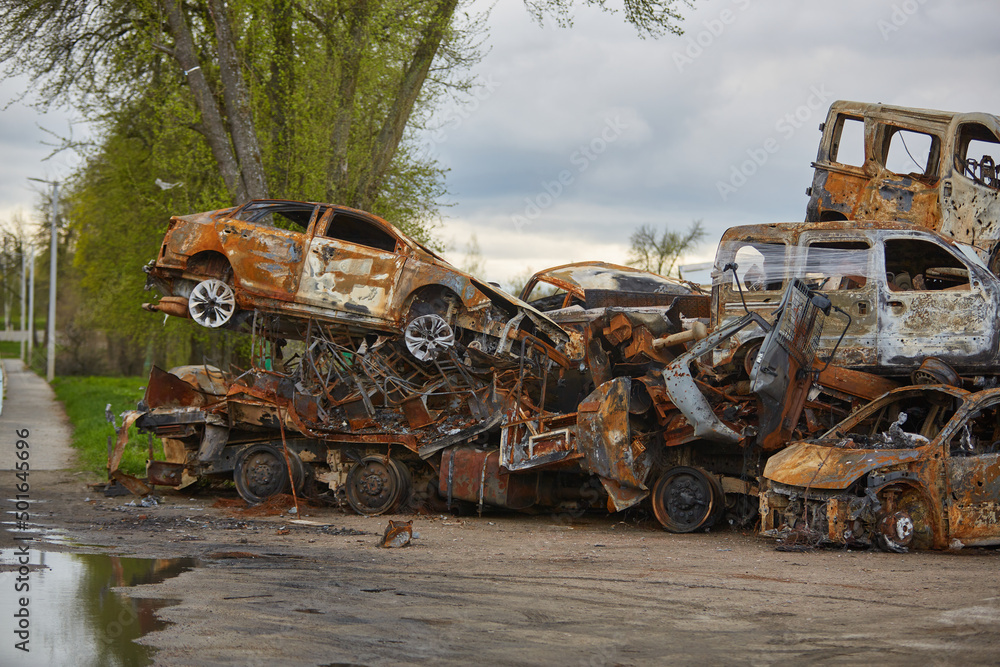 Foto de 2022 Russian invasion of Ukraine war. War ruins city damage car ...