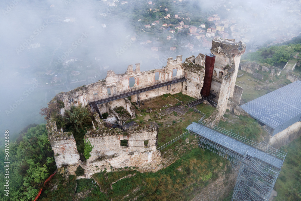 Castel Gavone, Finale ligure, Liguria. Italia. Ripresa aerea dell ...
