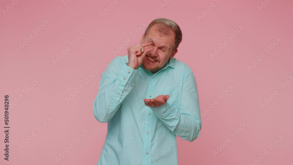 Vidéo Stock Need some more, please give me. Man showing a little bit ...