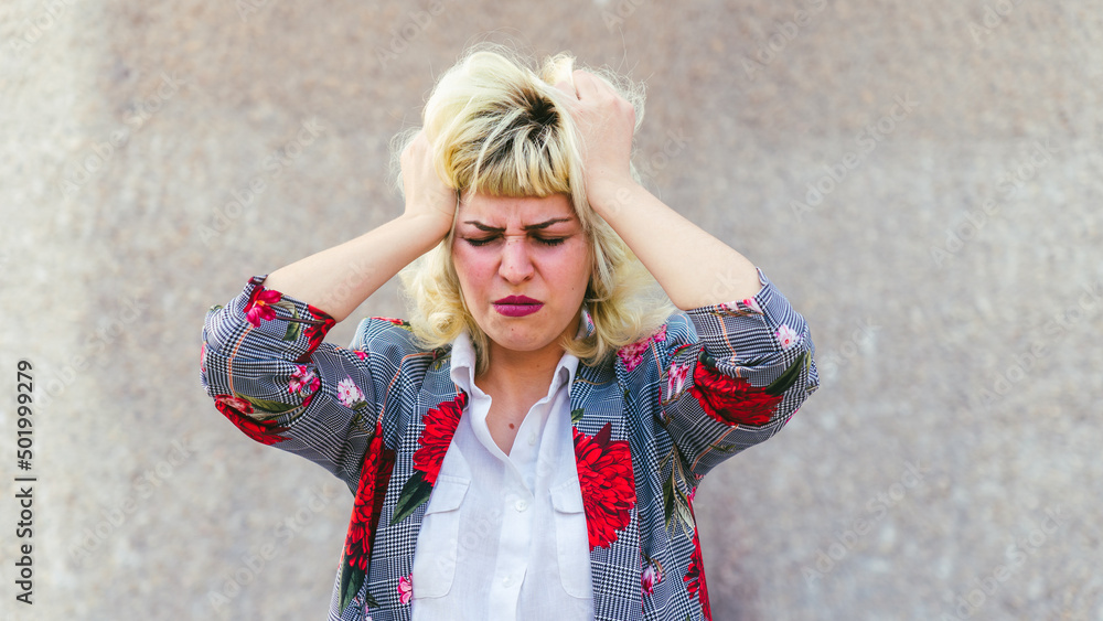 Mujer desesperada arrancándose los pelos de la cabeza, el estrés y ...