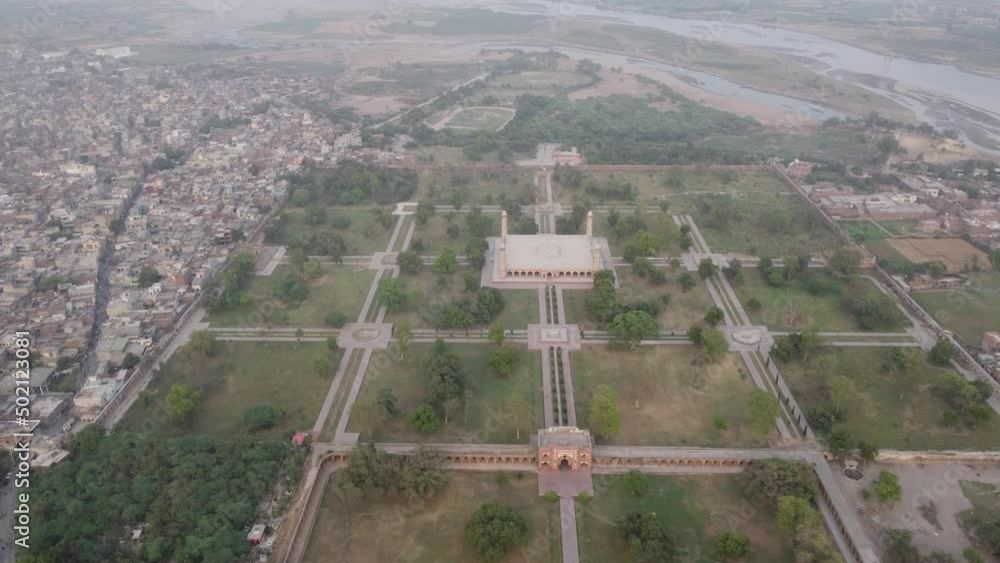 Maqbra e Jahangir and Noor Janah Historical Royal Tomb at Shahdra ...