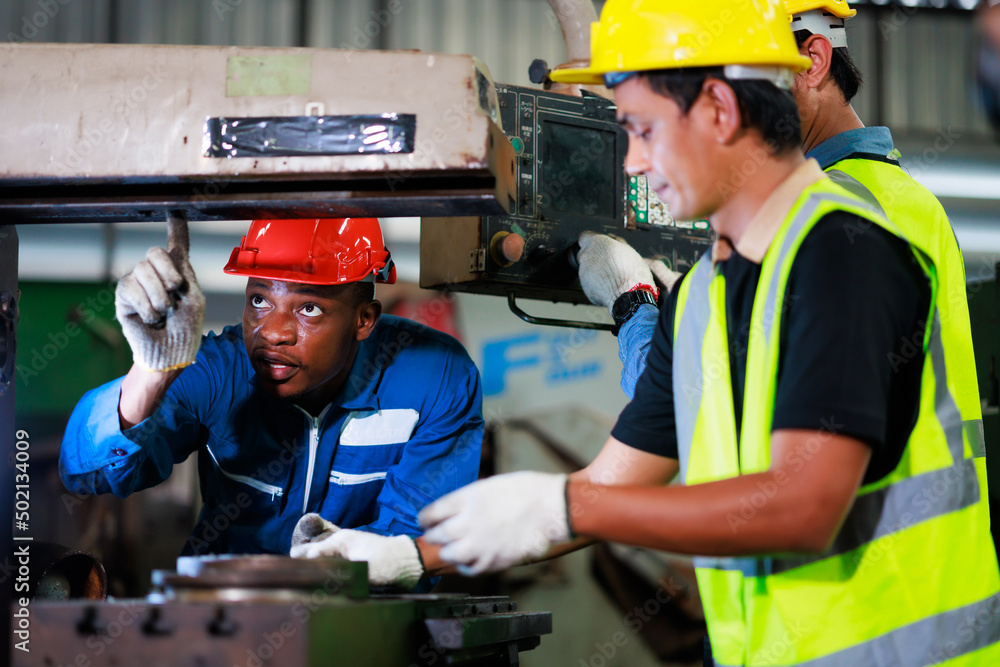 Training trainee concept. Yang male african american engineer explain ...