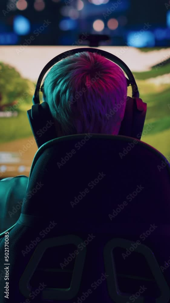 Vídeo do Stock: Vertical Screen: Back of the Head Angle of a Young ...