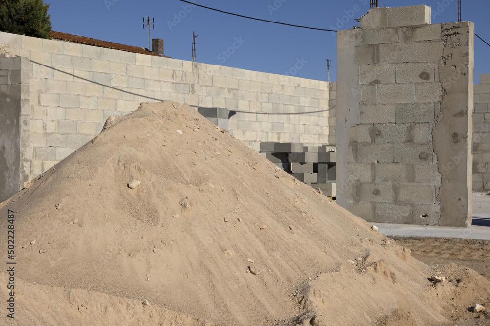 chantier de construction d'une maison en parpaings Stock Photo | Adobe ...