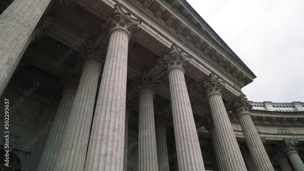 Foto de Colonnade with corinthian orders of ancient building. Action ...