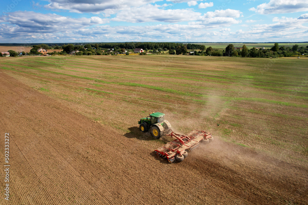 John Deere Tractor with disc cultivator Vaderstad Carrier 925 on ...