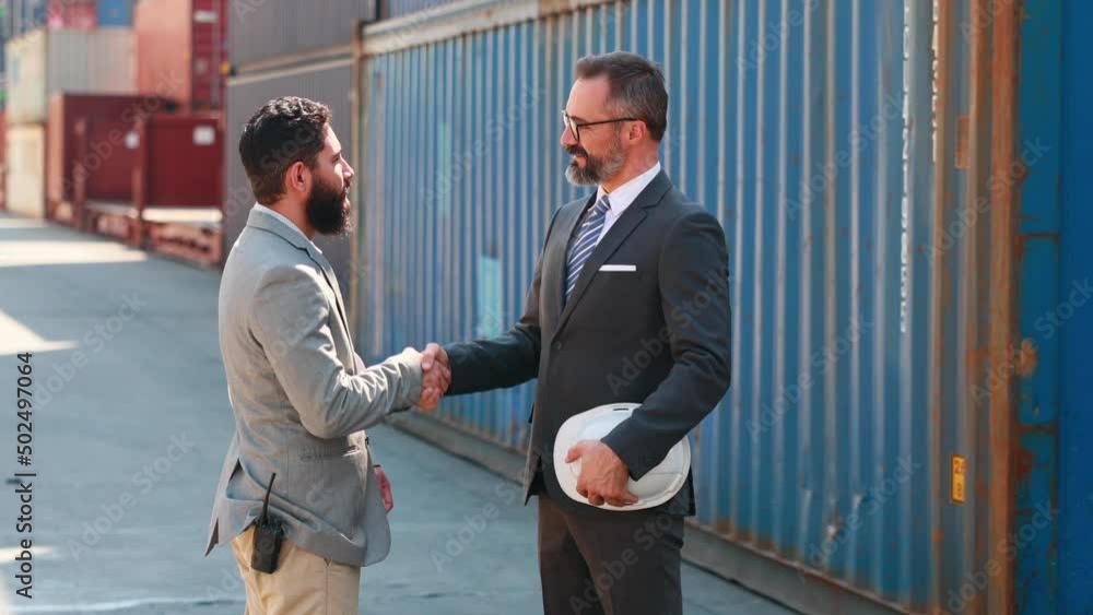 Vidéo Stock Man manager and male Supervisor dock cargo checking and ...