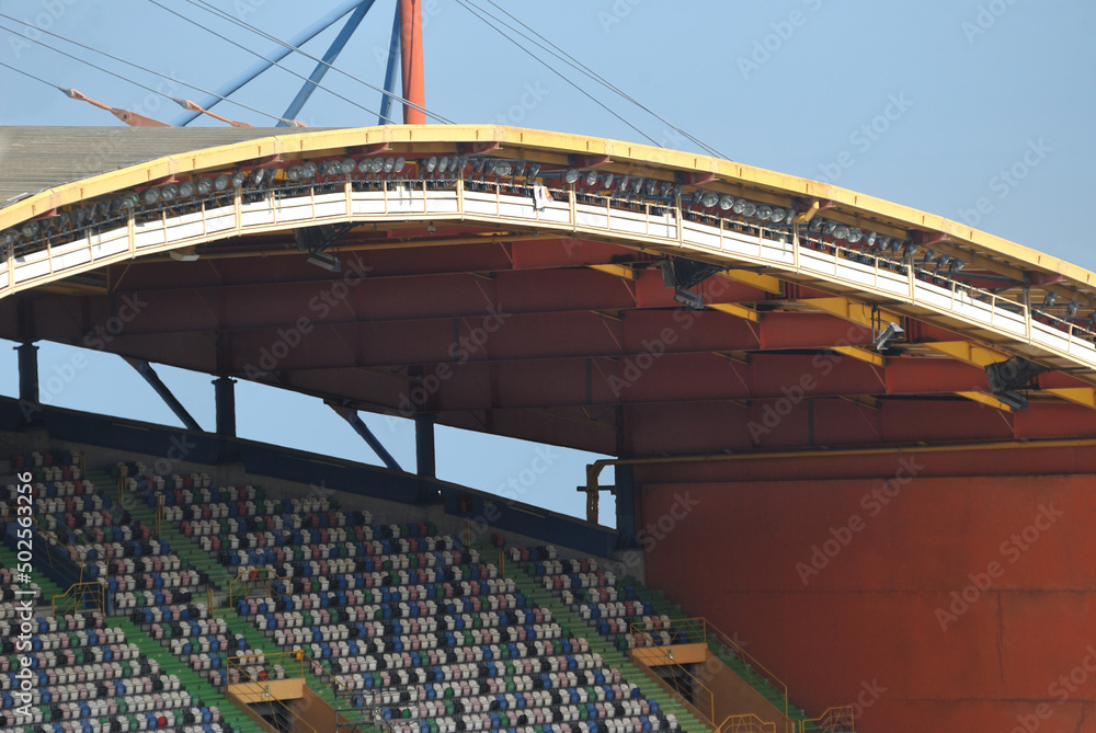 Estrutura de cobertura de um estádio de futebol com uma parte da ...