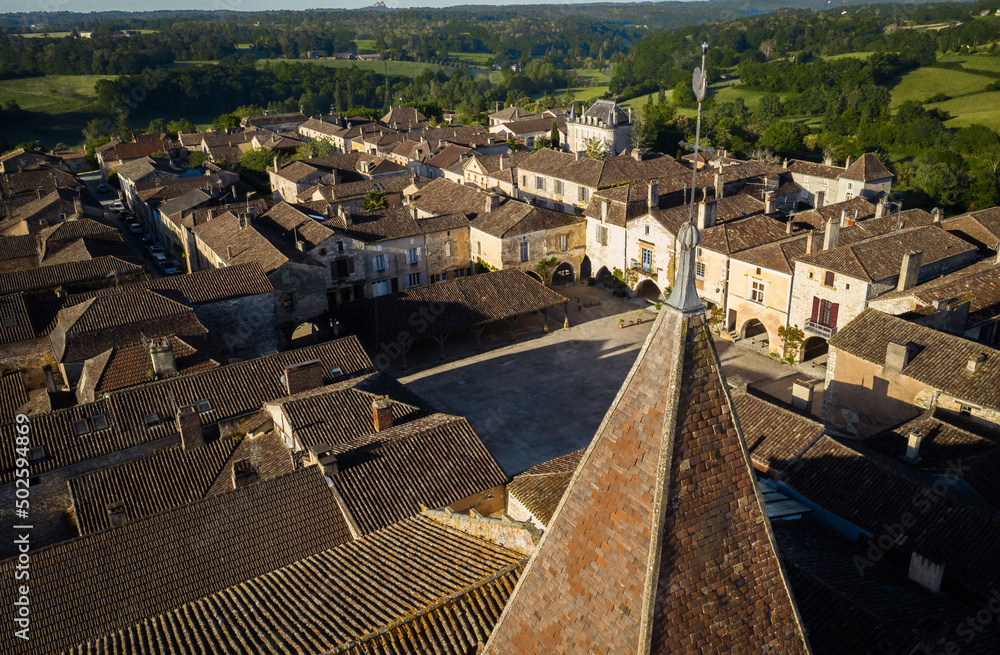 Vue aérienne de la Place de Cornières de Monpazier - En premier plan le ...