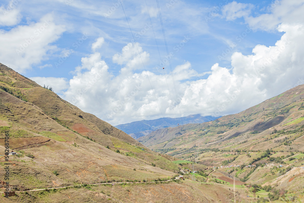 paisaje de la sierra peruana, vegetación, cerros, montañas cielo con ...