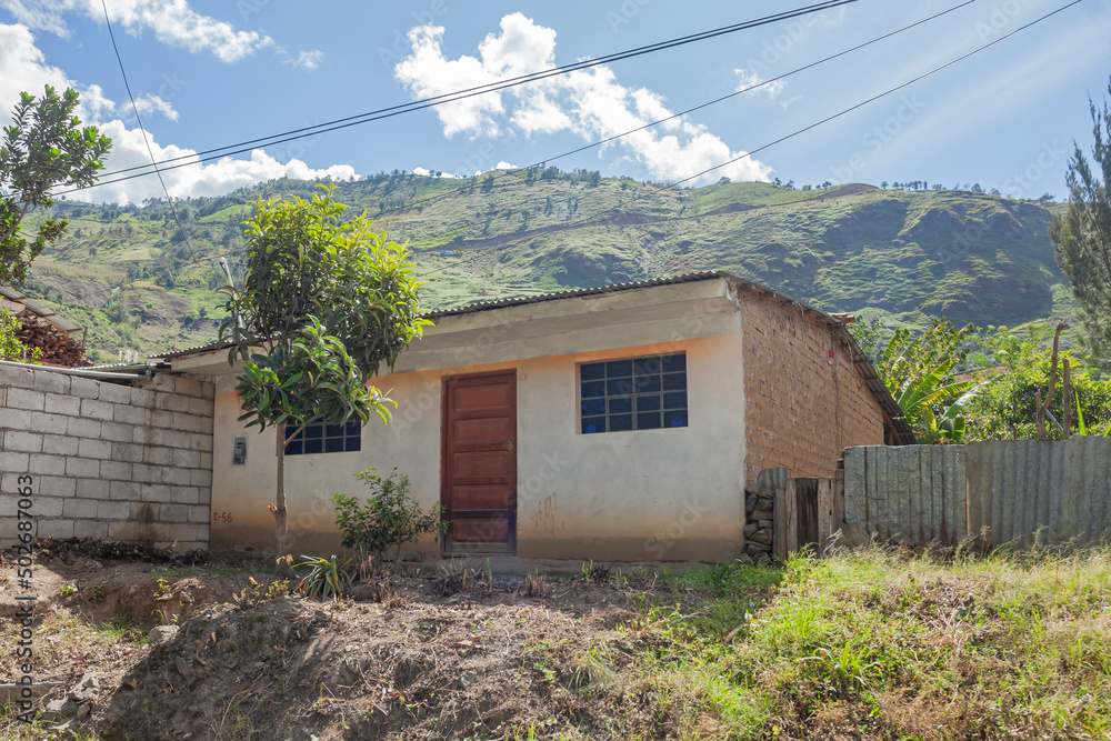 Casa de pueblo humilde en la sierra medio del paisaje y montañas de la selva Stock Photo | Adobe ...