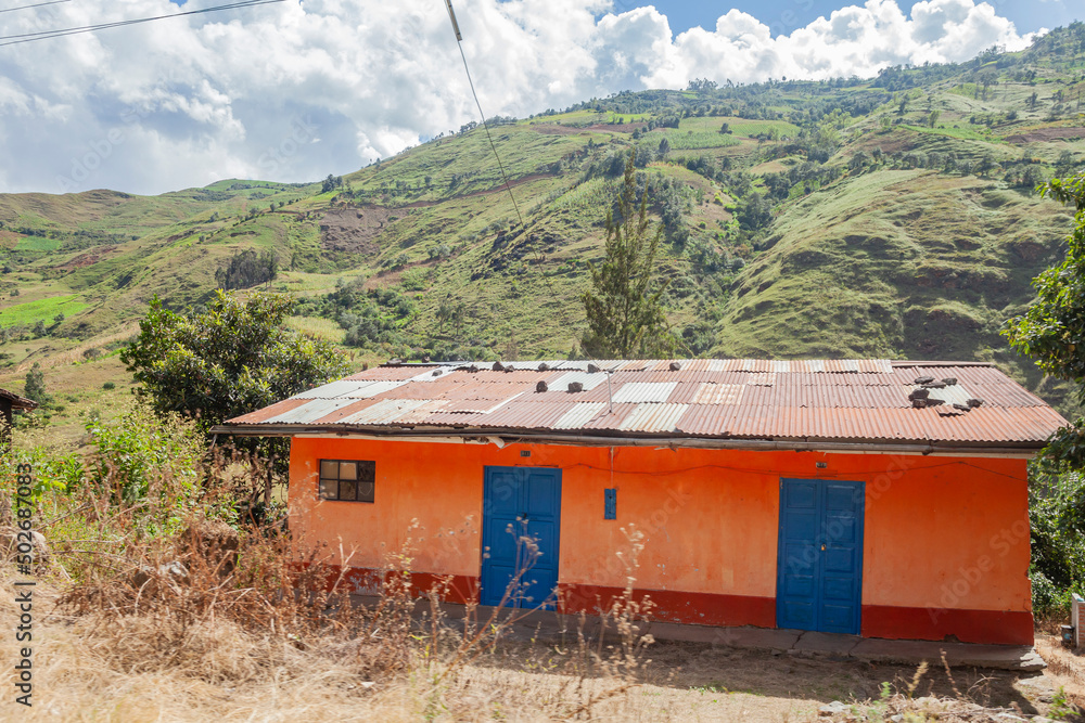 Casa de pueblo humilde en la sierra medio del paisaje y montañas de la ...