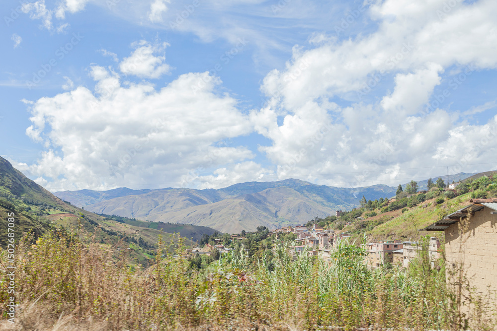 paisaje de la sierra peruana, vegetación, cerros, montañas cielo con ...