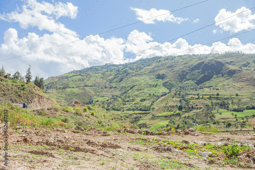 paisaje de la sierra peruana, vegetación, cerros, montañas cielo con ...