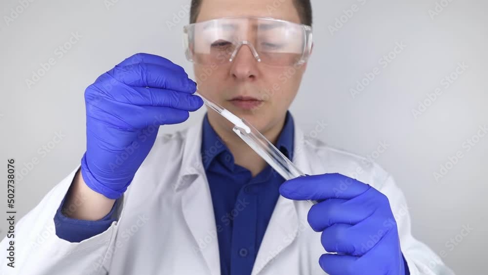 Stockvideo Medical laboratory assistant checks a test tube with sperm ...